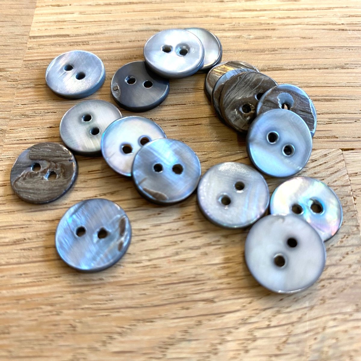 Perlemorsknap, grå, 2-huls, 12 mm - Perlemorsknapper - Maskefabrikken