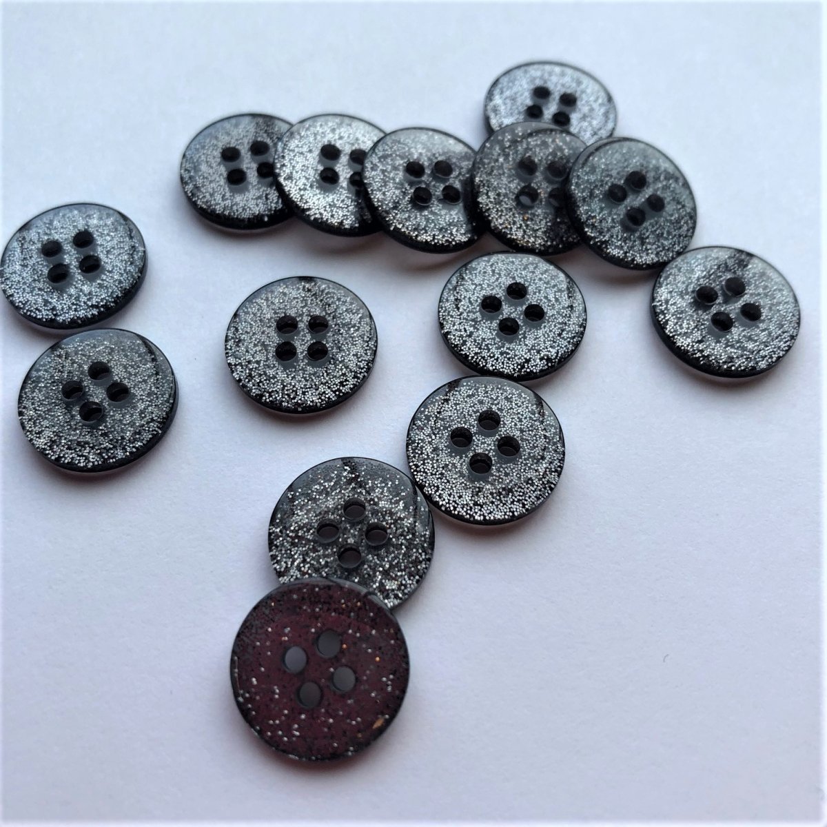 Sort glimmerknap 4-huls, 15 mm - Blingknapper - Maskefabrikken