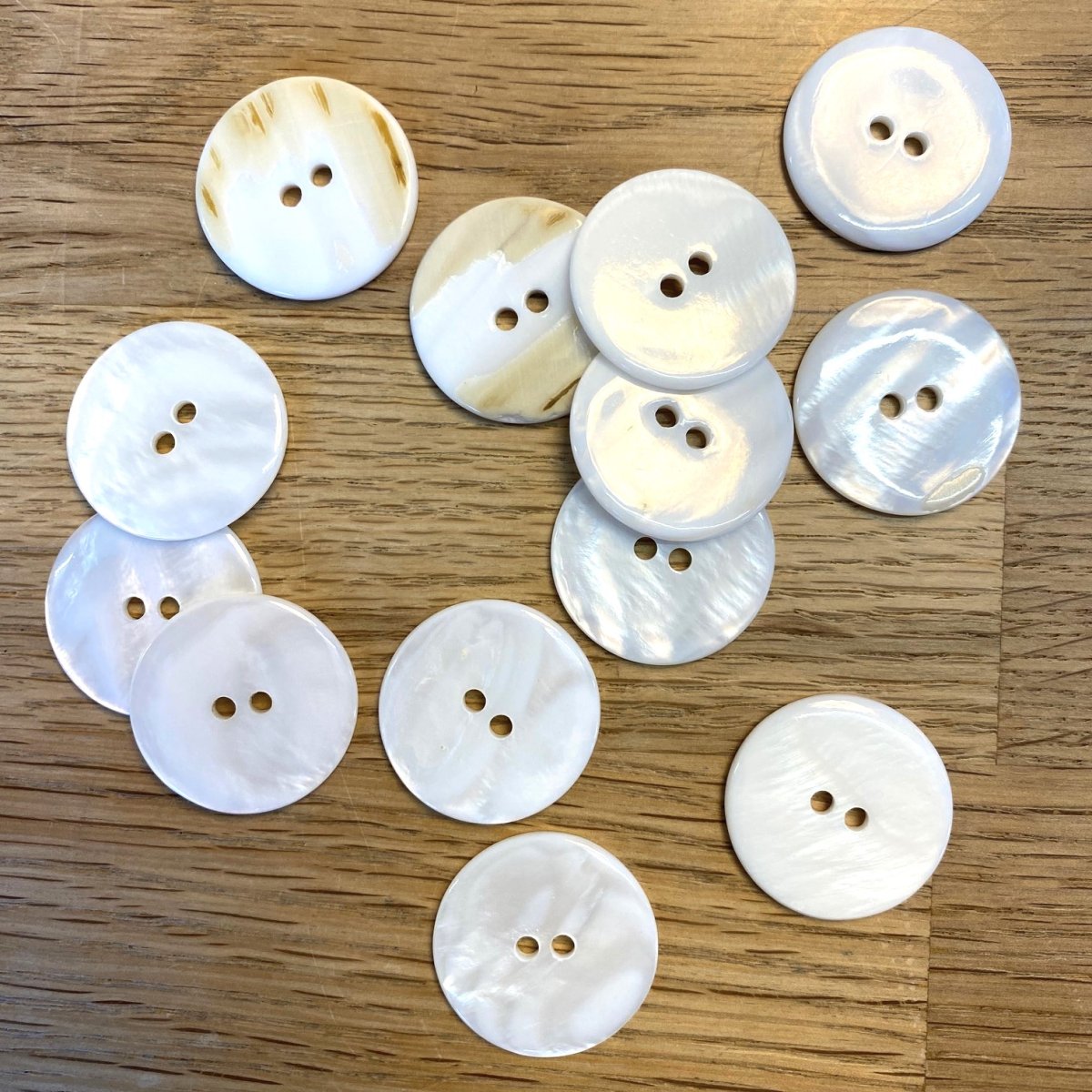 Perlemorsknap, hvid, 2-huls, 23 mm - Perlemorsknapper - Maskefabrikken