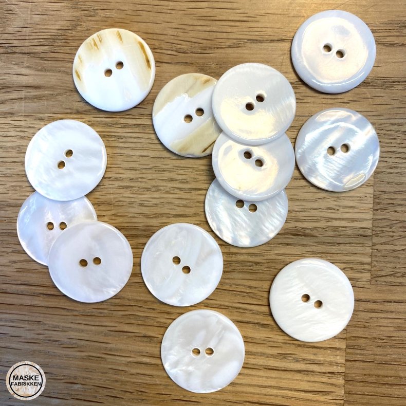 Perlemorsknap, hvid, 2-huls, 23 mm - Perlemorsknapper - Maskefabrikken