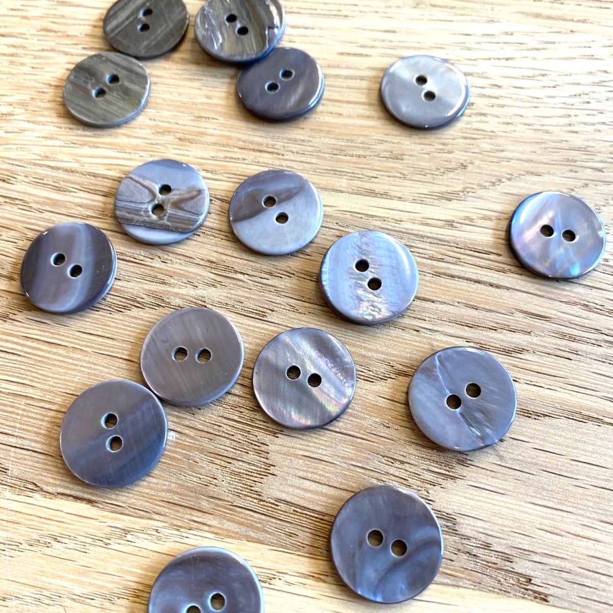 Perlemorsknap, grå, 2-huls, 15 mm - Perlemorsknapper - Maskefabrikken