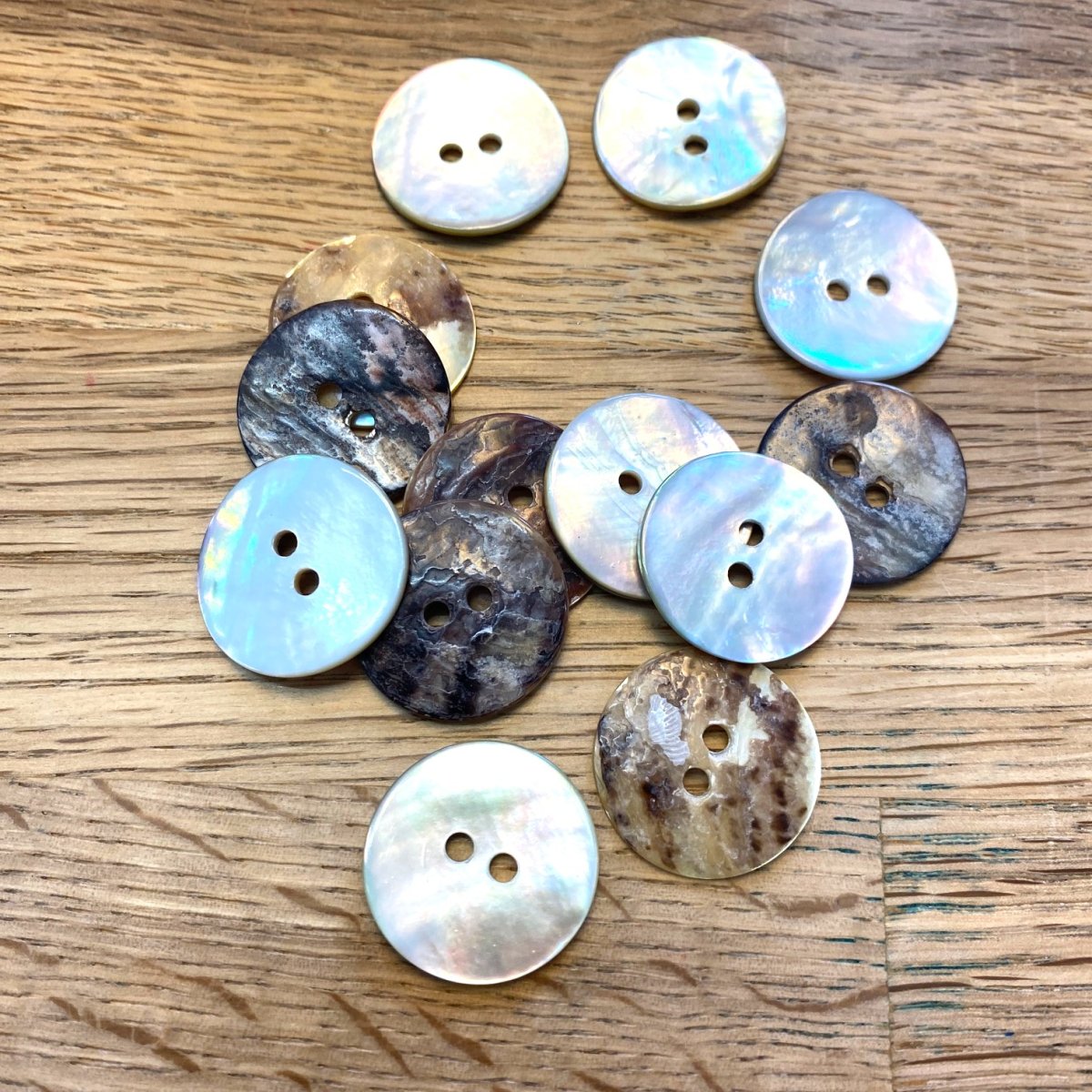 Lys Perlemorsknap, 2-huls, 20 mm - Perlemorsknapper - Maskefabrikken