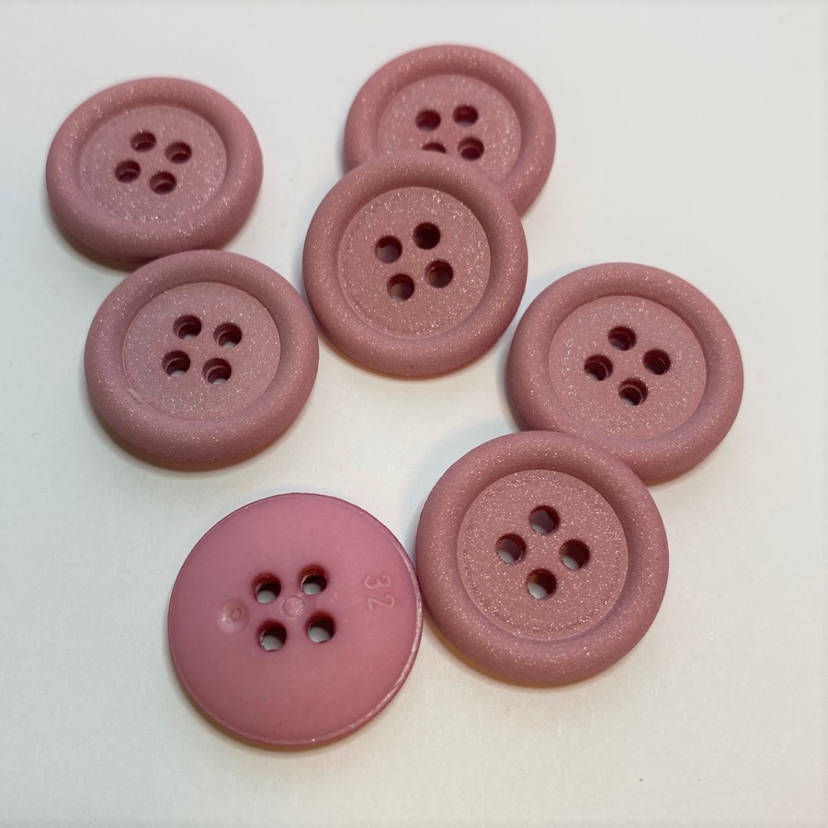 Mat glimmerknap 4-huls, 20 mm - mørk rosa - Knapper 20 - 21 mm - Maskefabrikken