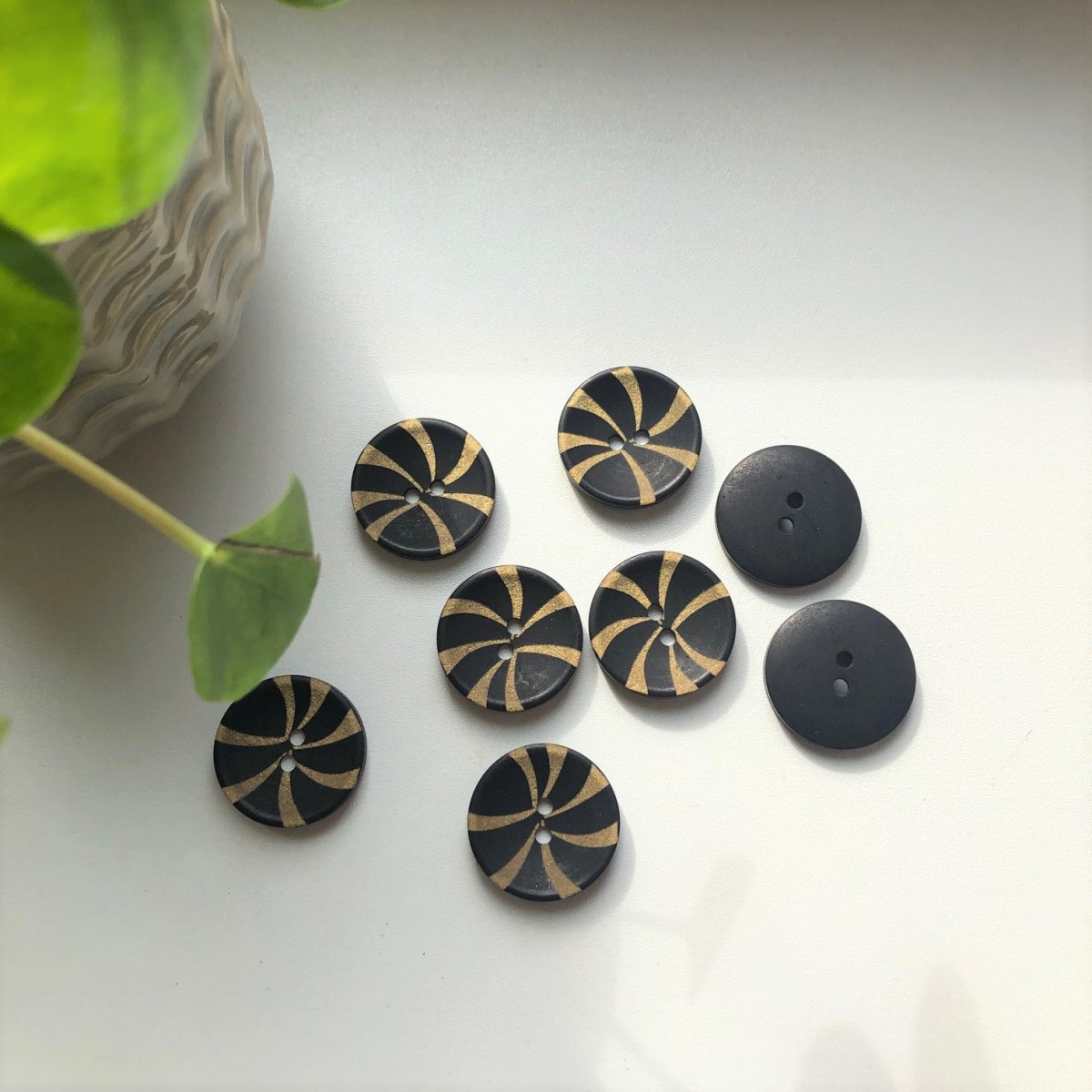 Knap sort/guld, 2-huls, 28 mm - Knapper 26 - 30 mm - Maskefabrikken